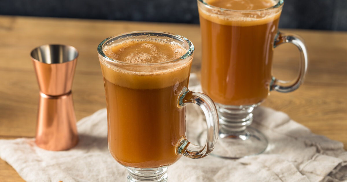 Hot Buttered Rum recept – Cocktailia.se