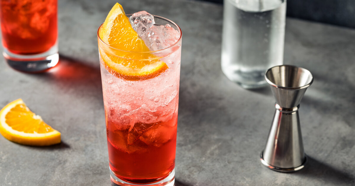 Campari Soda | Fräsch och bittersöt törstsläckare – Cocktailia.se
