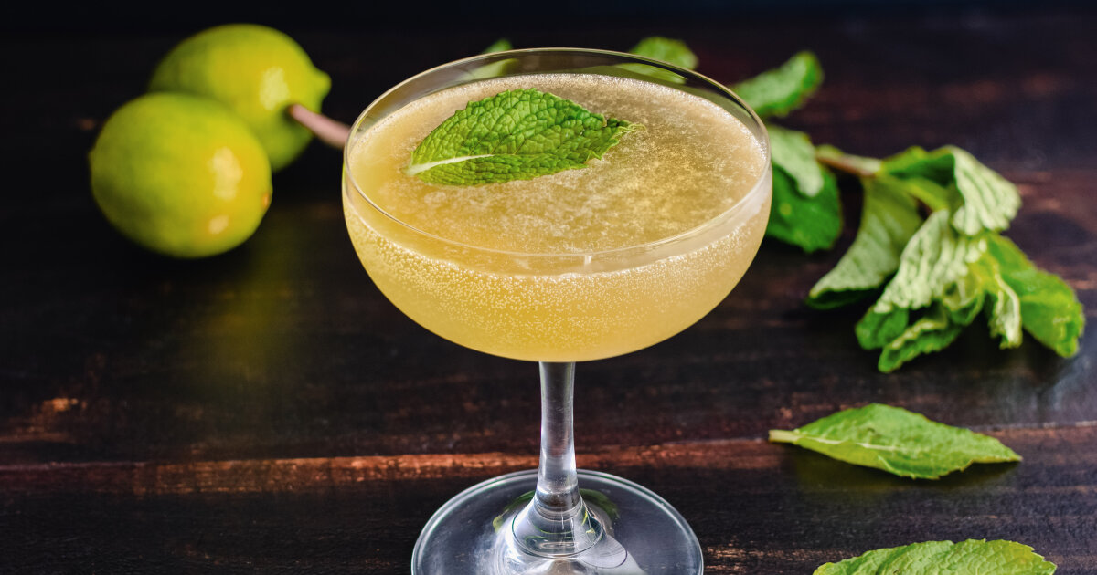 Airmail Cocktail | Syrlig romdrink med champagne – Cocktailia.se