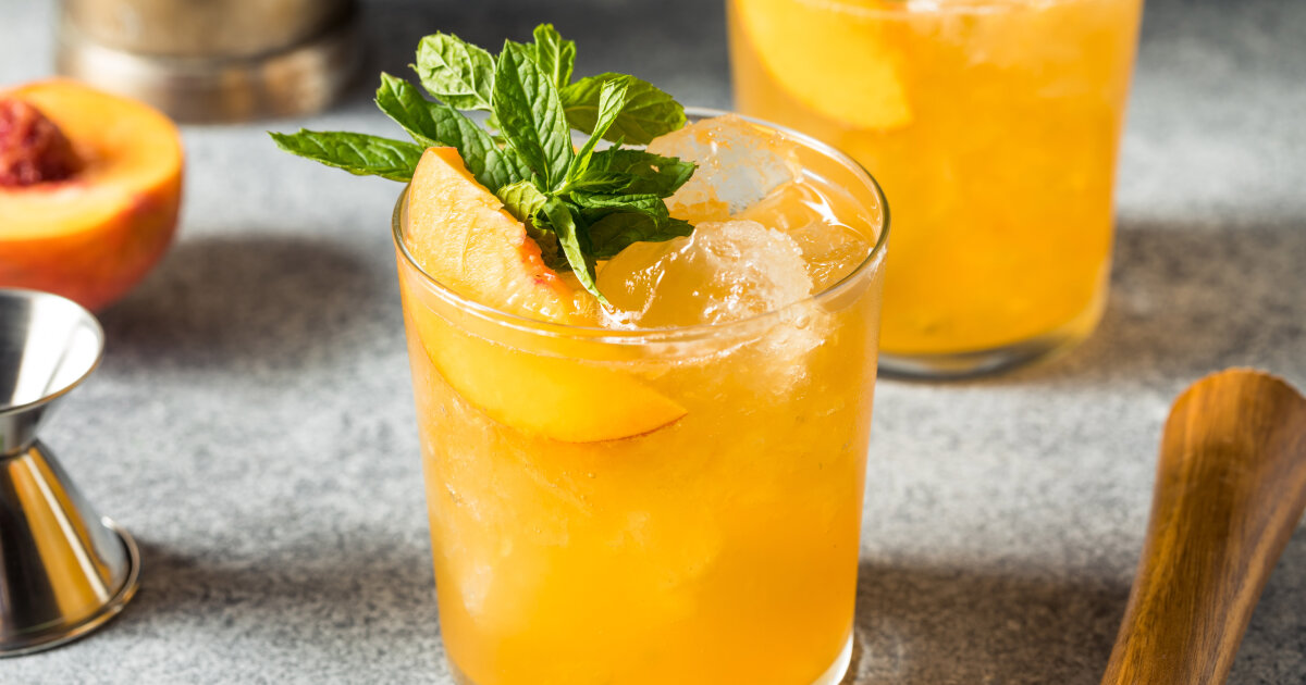 Peach Whiskey Smash recept – Cocktailia.se